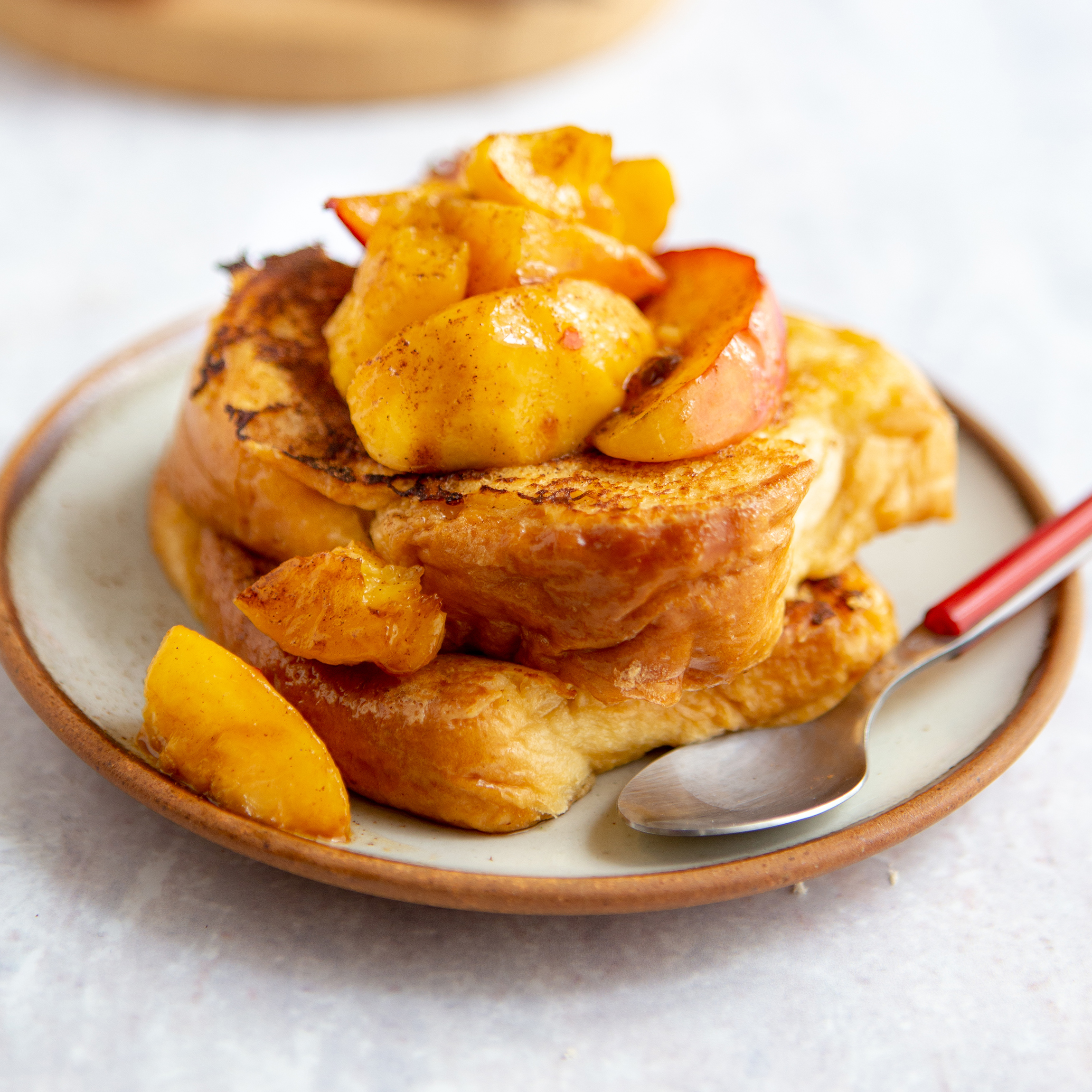 Brioche perdue aux pêches et confiture de lait - Régilait